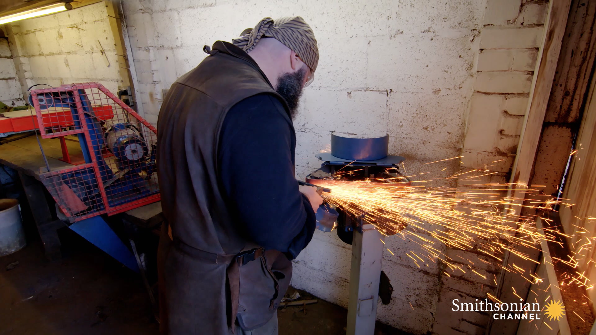 This London Blacksmith Forges Replicas of Medieval Swords Smithsonian ...